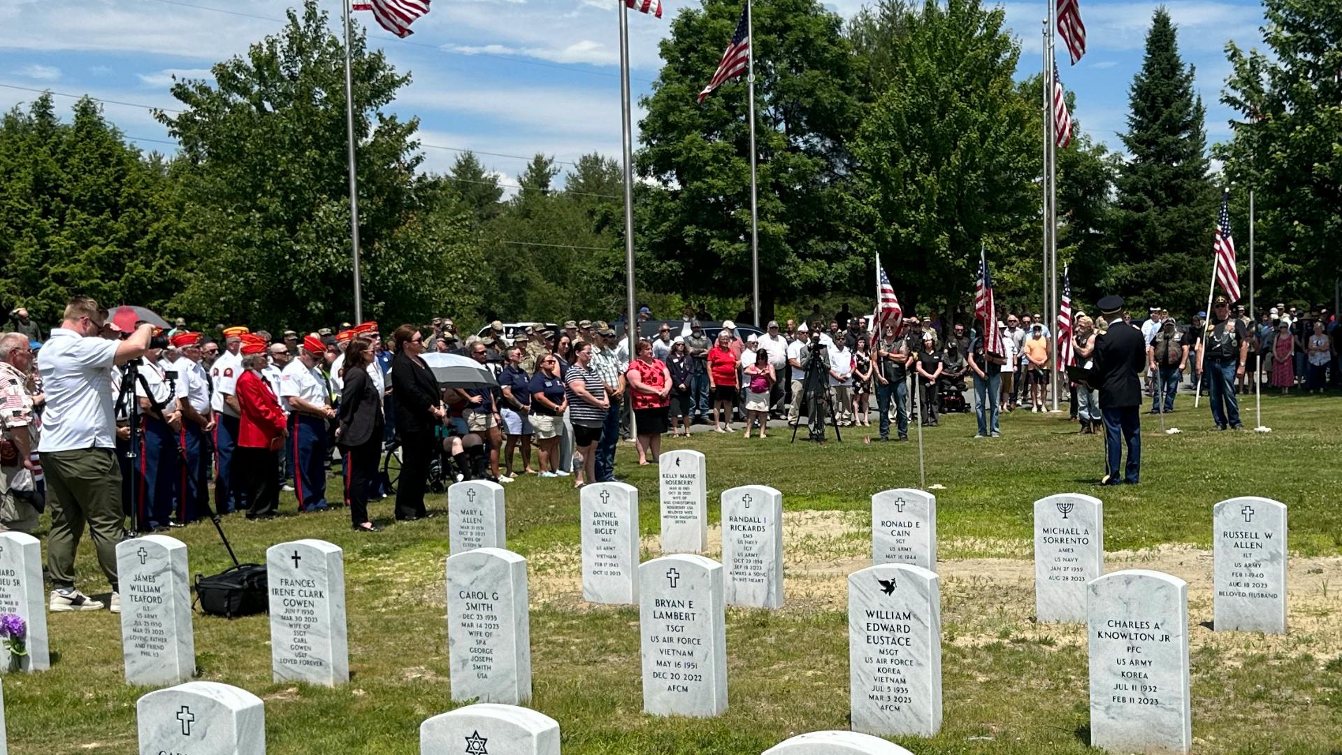 Hundreds of strangers attend funeral for US veteran | kare11.com
