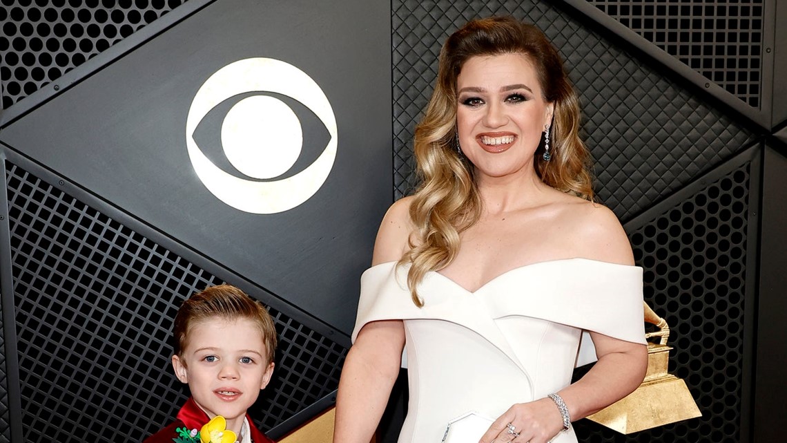Kelly Clarkson Brings Son Remy as Her Date to 2024 GRAMMYs Red Carpet ...