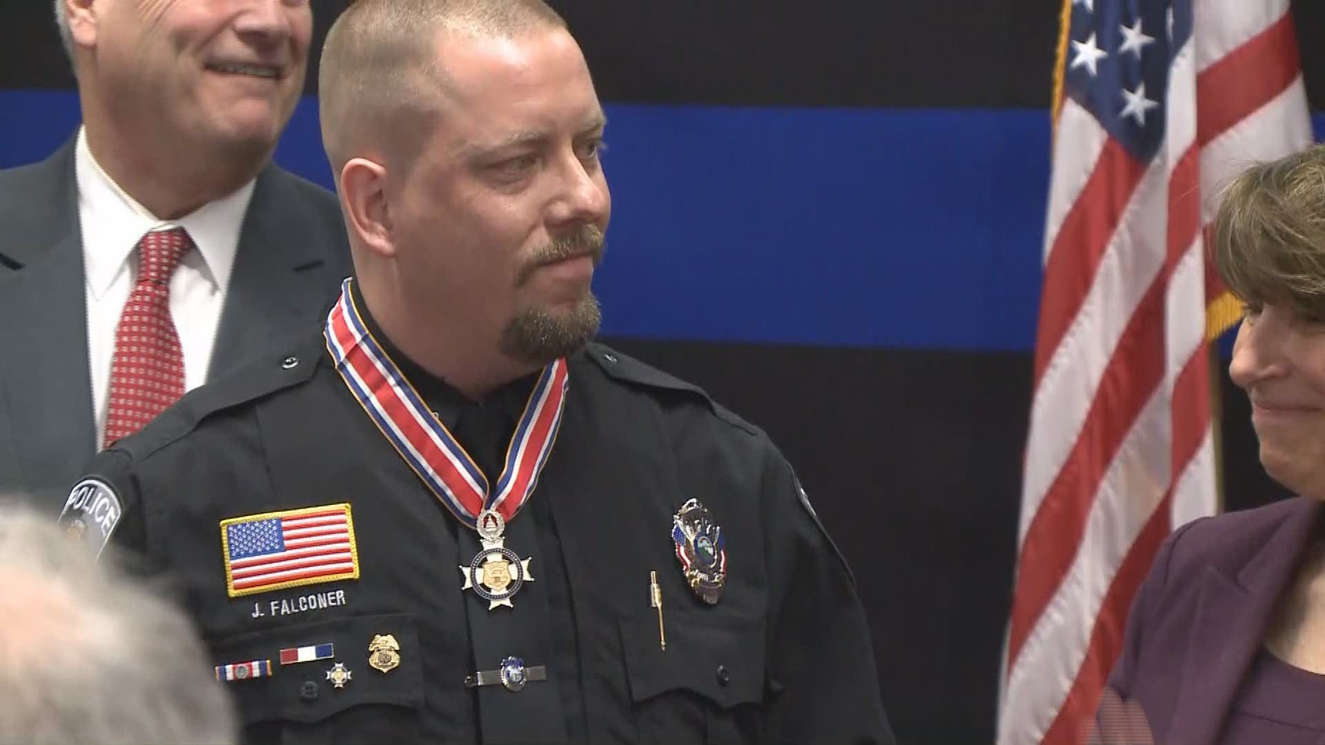 Avon officer who shot mall attacker receives bravery award | kare11.com