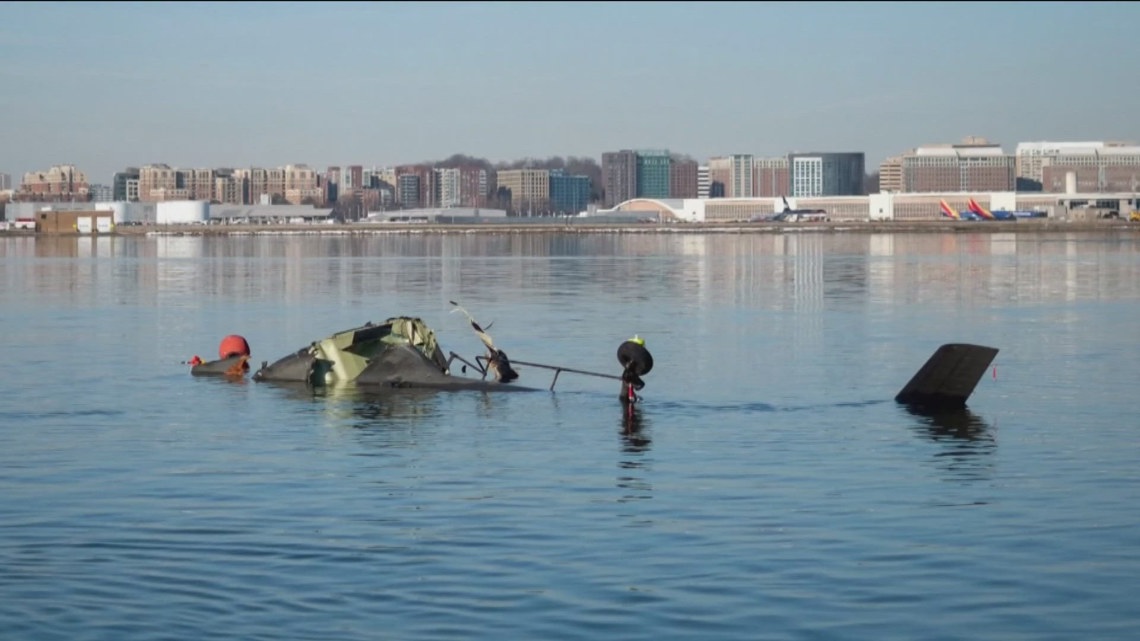 Rescue crews search Potomac River for victims after plane crash ...