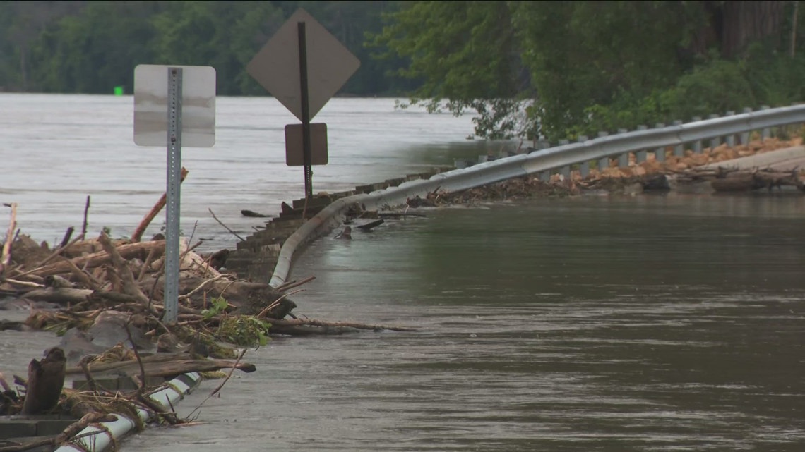 USGS crews monitor flood levels on Mississippi River at Hastings ...