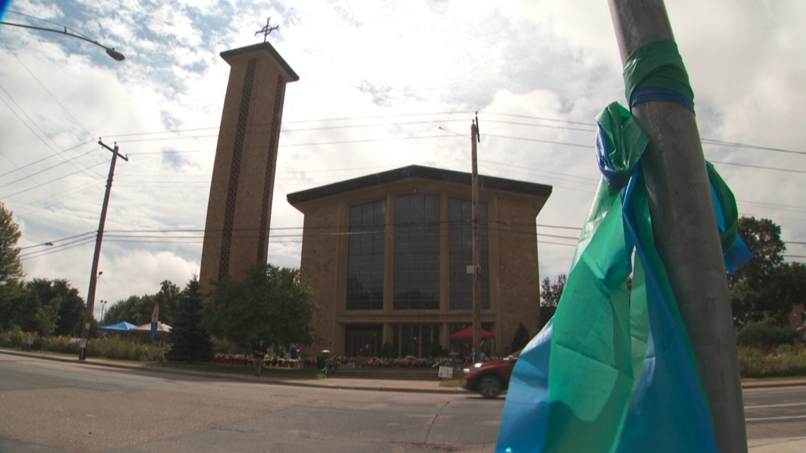 Annunciation bows should be taken down before November, city says ...
