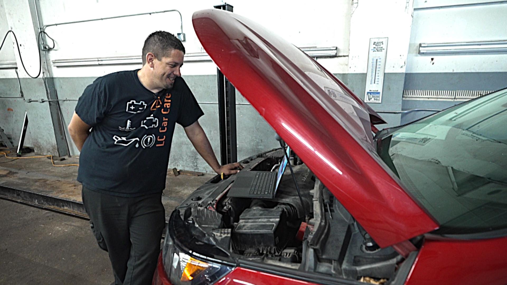 Mechanic finds wallet in a Ford lost by assembly worker 11 years ago ...