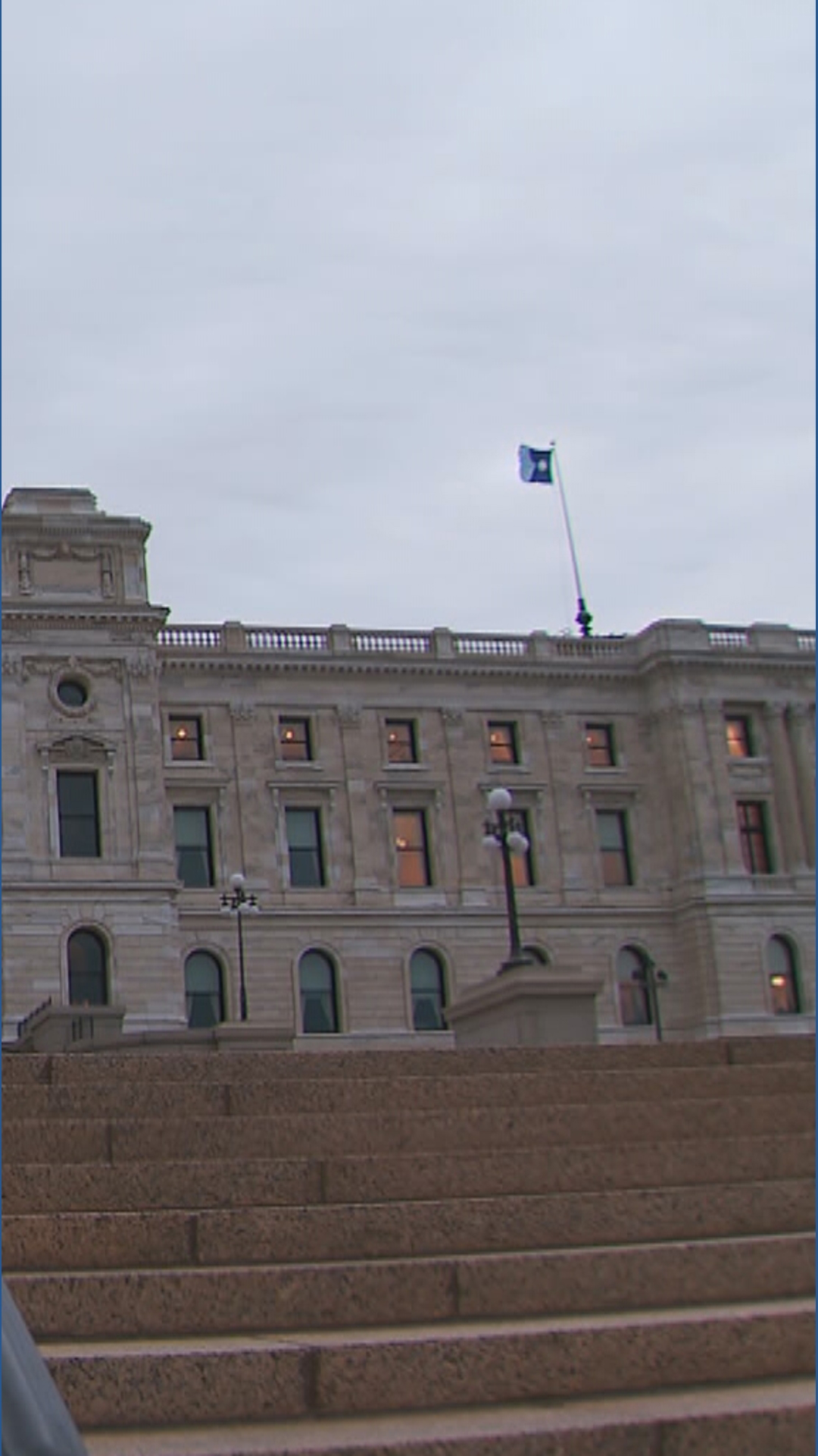 Man arrested after alleged Minnesota State Capitol threatening text ...
