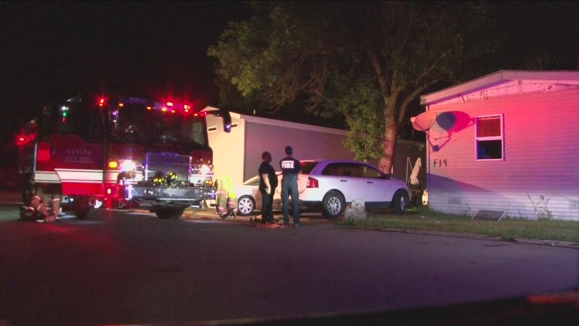 Neighbor helps extinguish mobile home fire in Corcoran | kare11.com