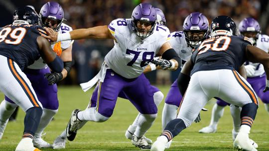 Vikings center Ryan Kelly leaves Sunday night's game | kare11.com