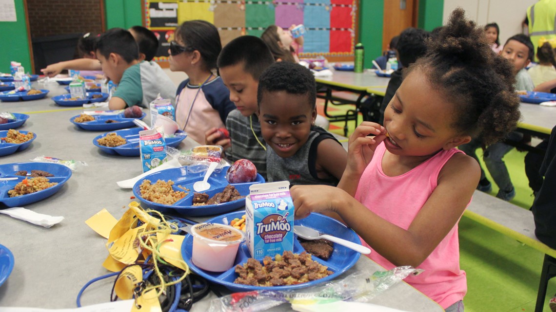 Schoolkids in 8 states can now eat free school meals | kare11.com