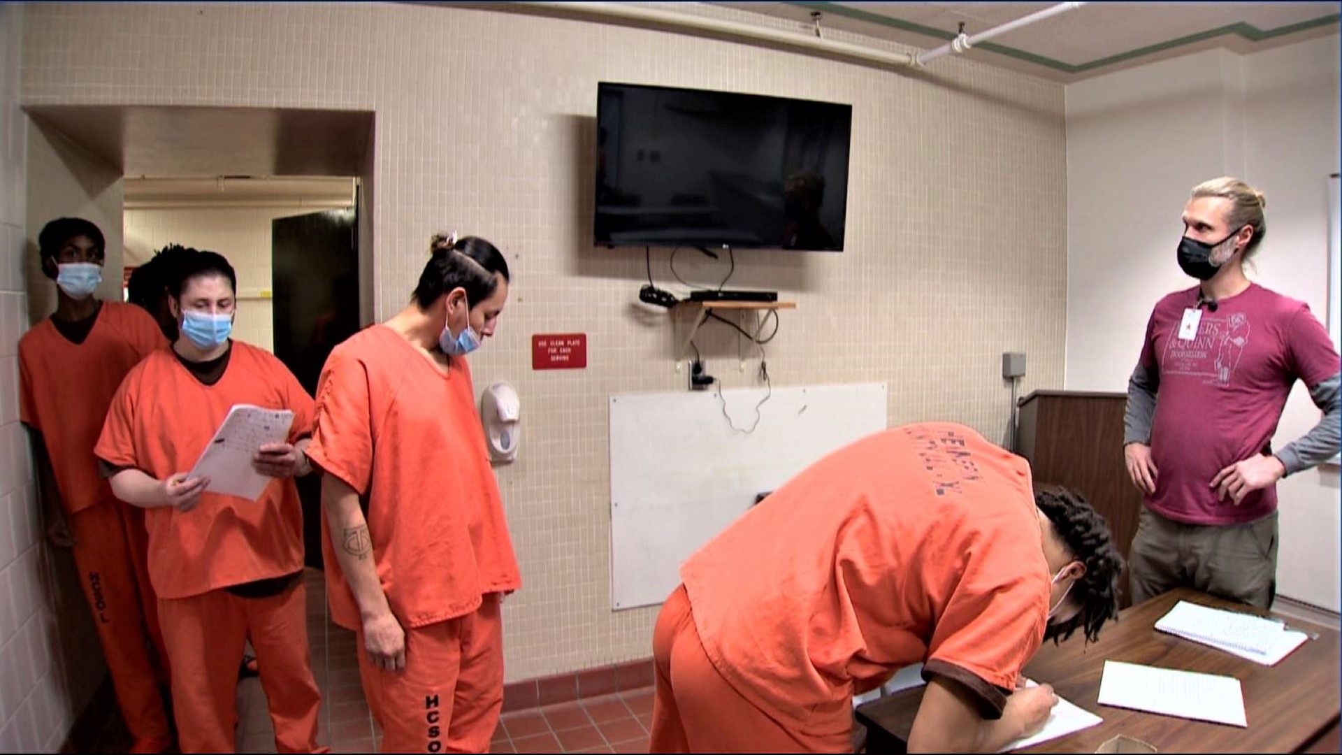 Former prosecutor teaches writing to help jail inmates | kare11.com