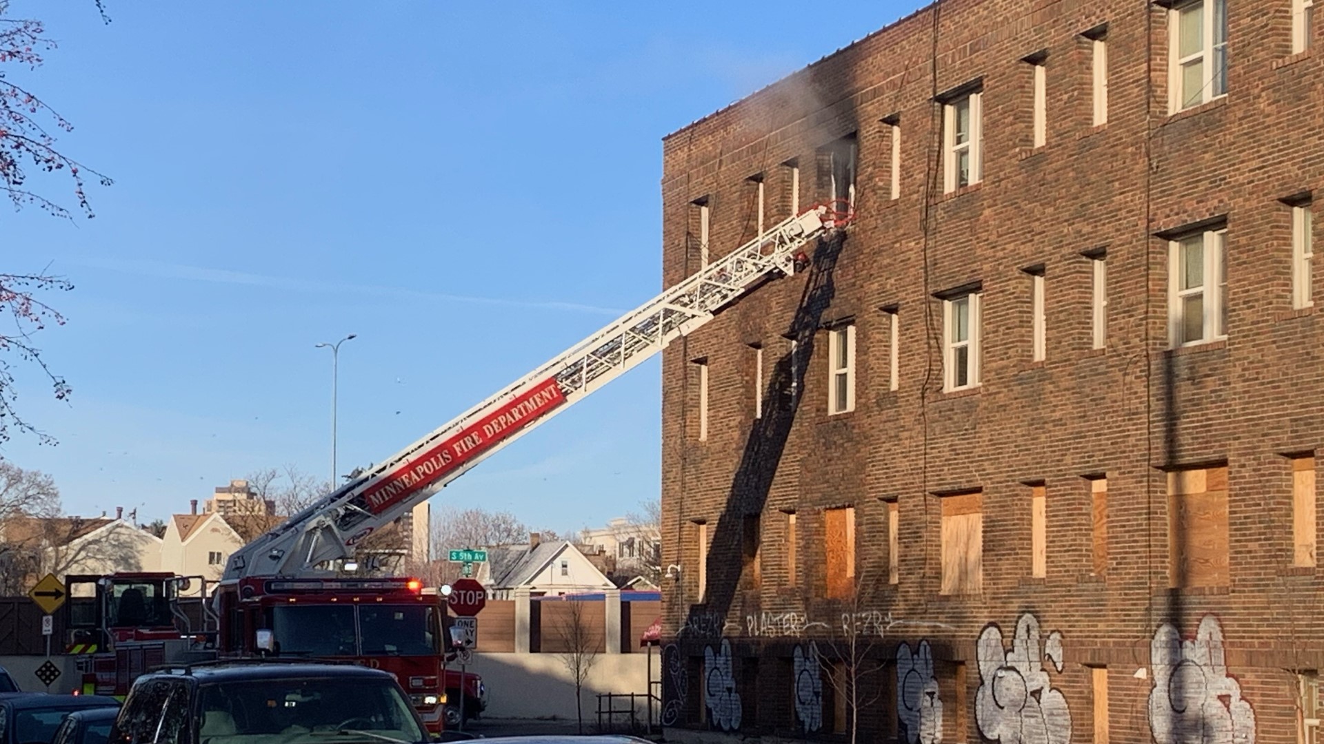Fire crews battle 2-alarm blaze at Minneapolis apartments | kare11.com