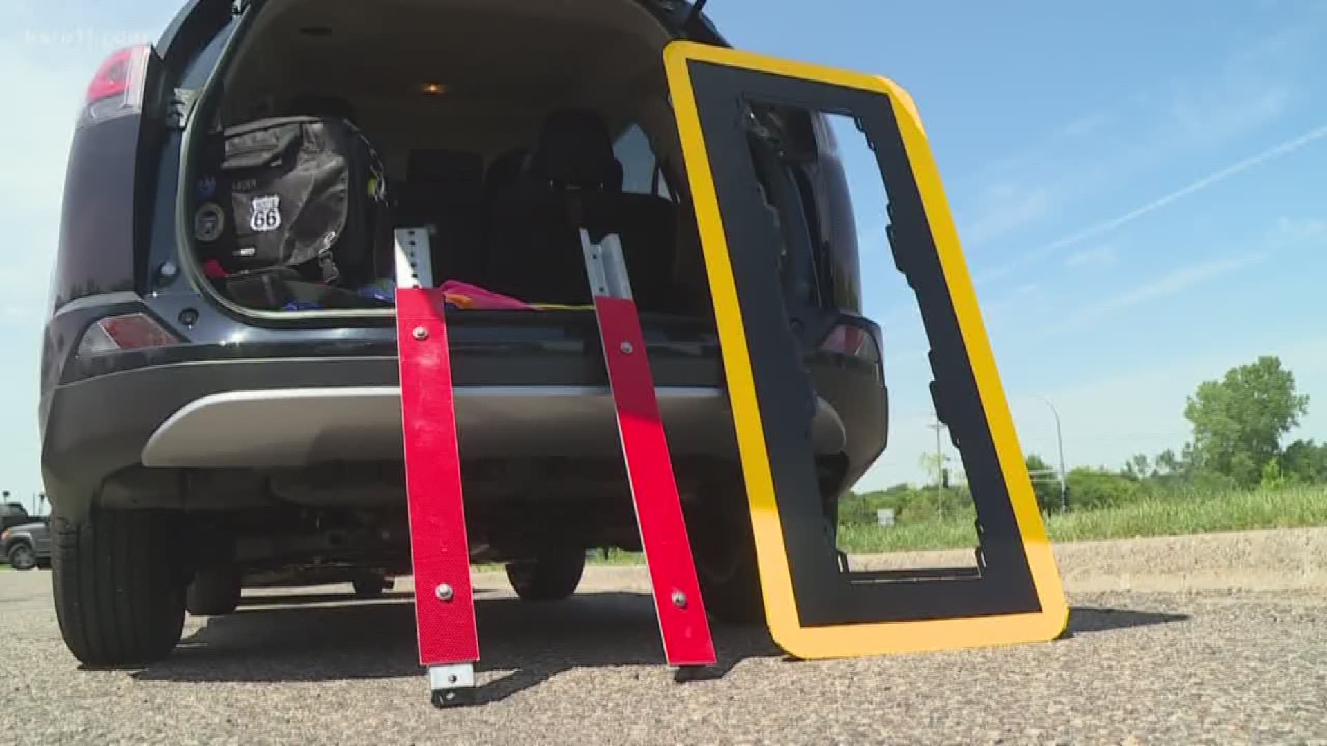 MnDOT plans to install reflective tape on traffic lights and stop signs ...