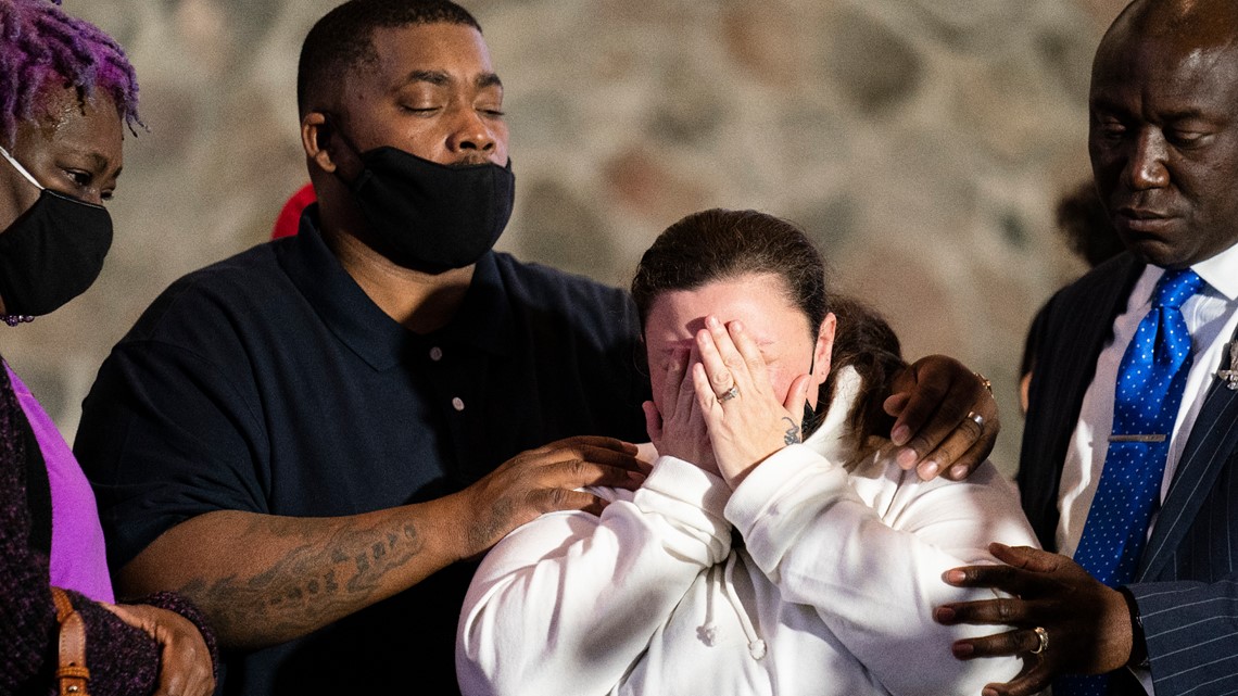 Daunte Wright family holds press conference after officer charged ...