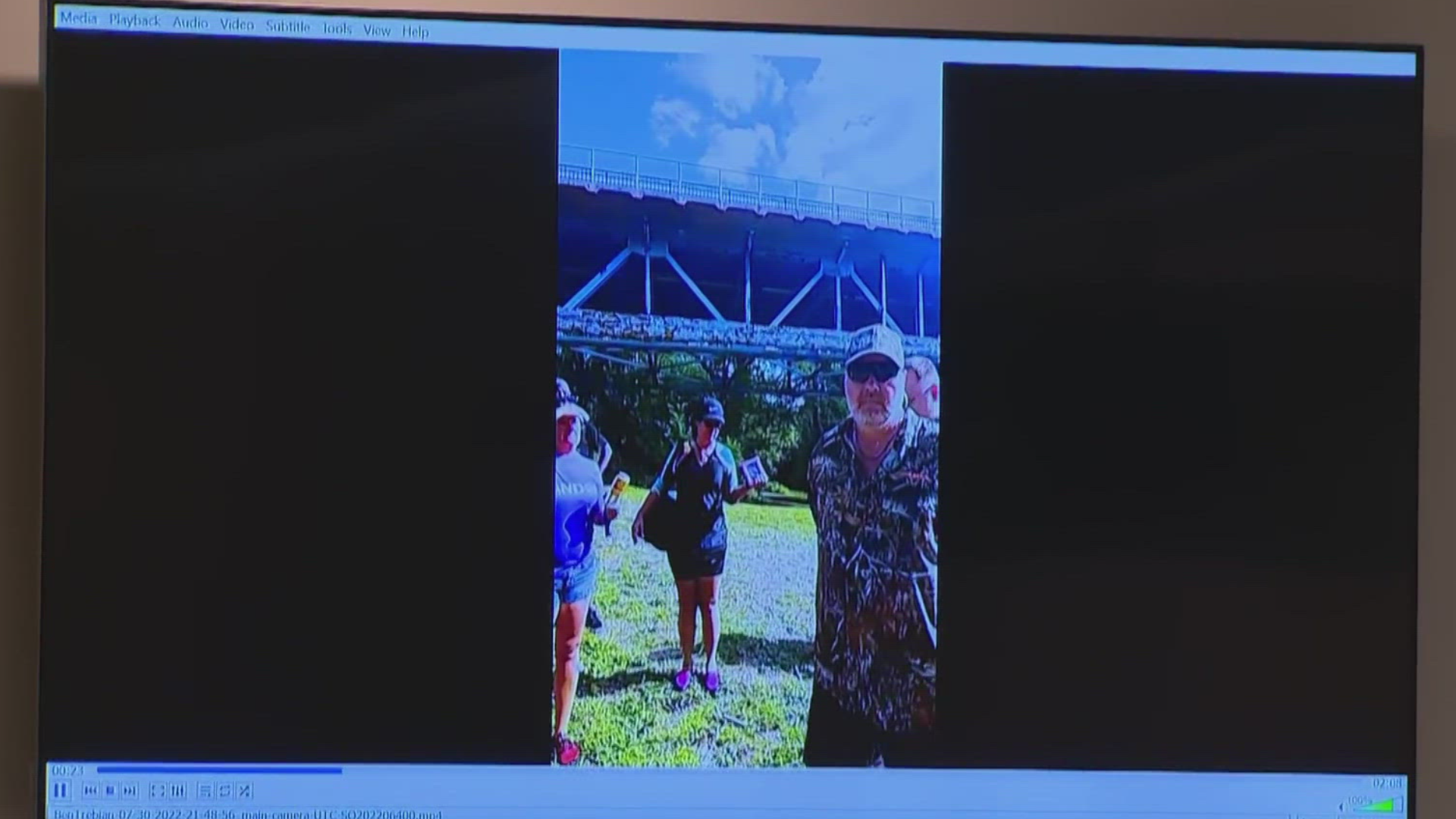 Bodycam: Officers handcuff Nicolae Miu, comfirm he is suspect in Apple ...