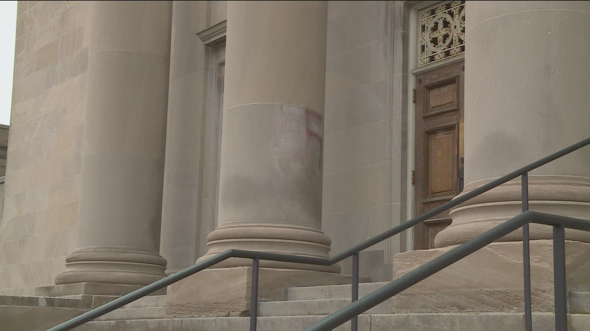 Vandals target Minneapolis synagogue with antisemitic graffiti | kare11.com