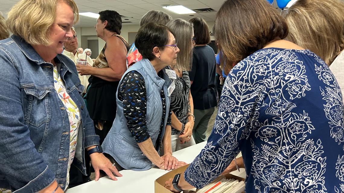 Alexander Ramsey Class of '75 reunites for time capsule opening ...