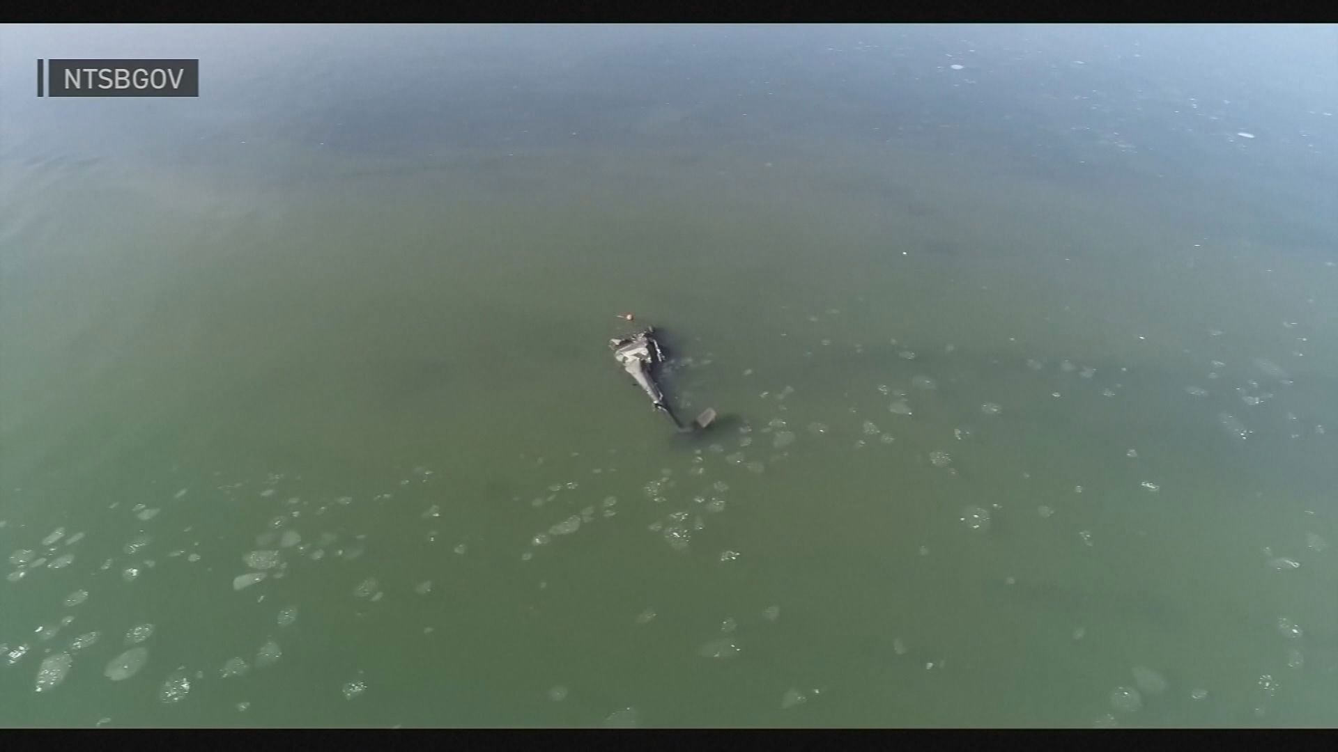 Police and fire divers preparing to lift Black Hawk out of Potomac ...