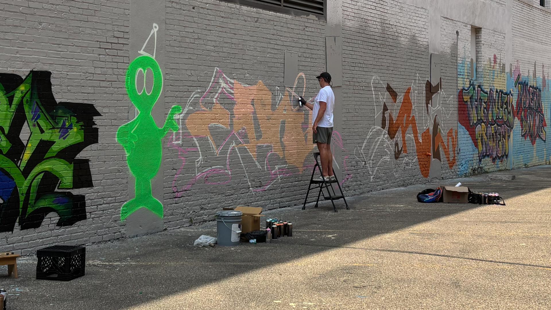 Street artists paint a mural in downtown Minneapolis alley | kare11.com