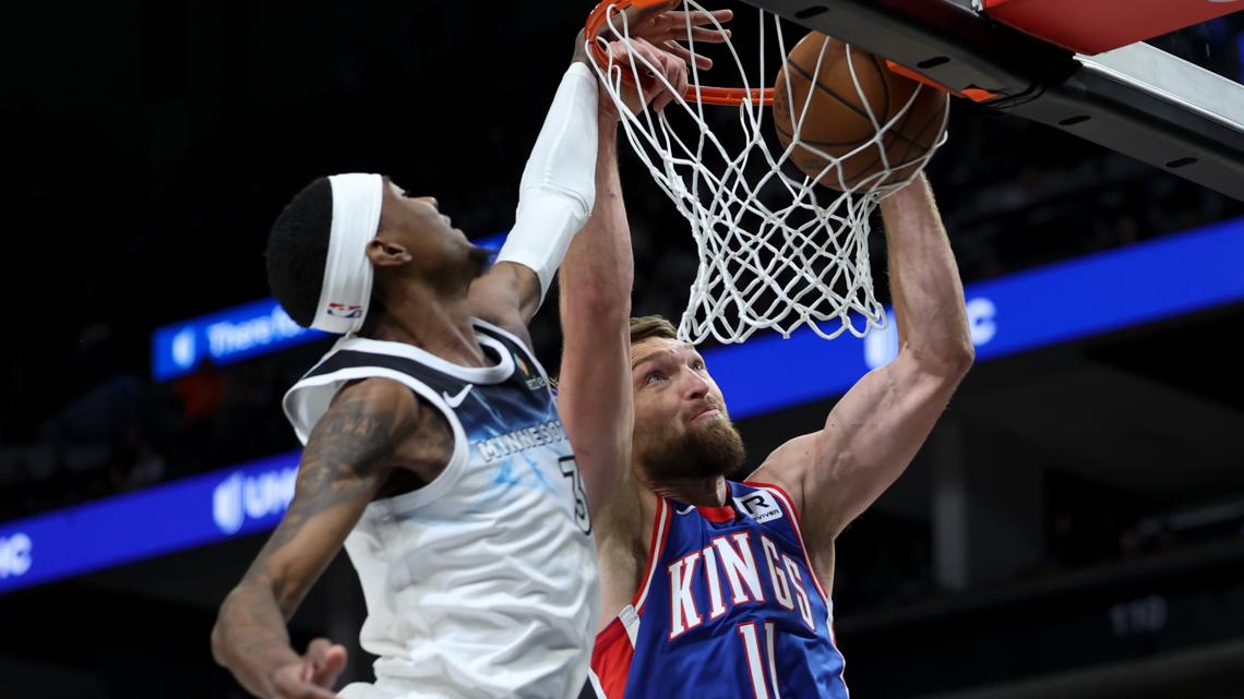 Monk and Fox take over late to lead Kings past Wolves | kare11.com