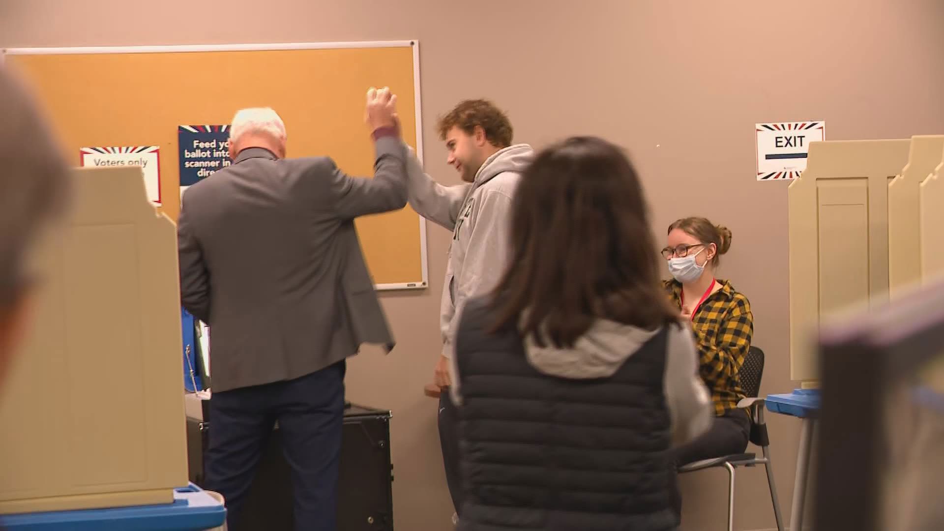 Walz family casts their ballots early in St. Paul | kare11.com