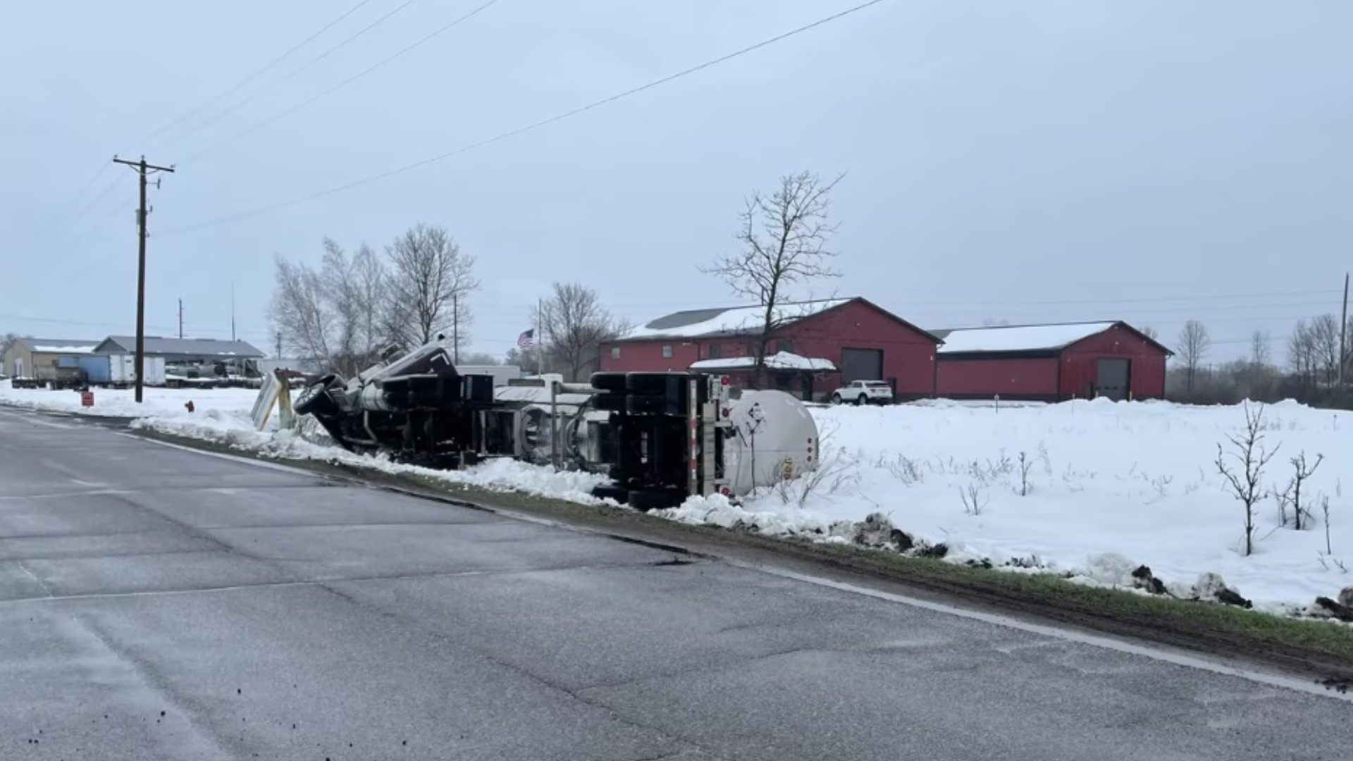 Overturned tanker spills sulfuric acid in Stanley, Wisconsin | kare11.com