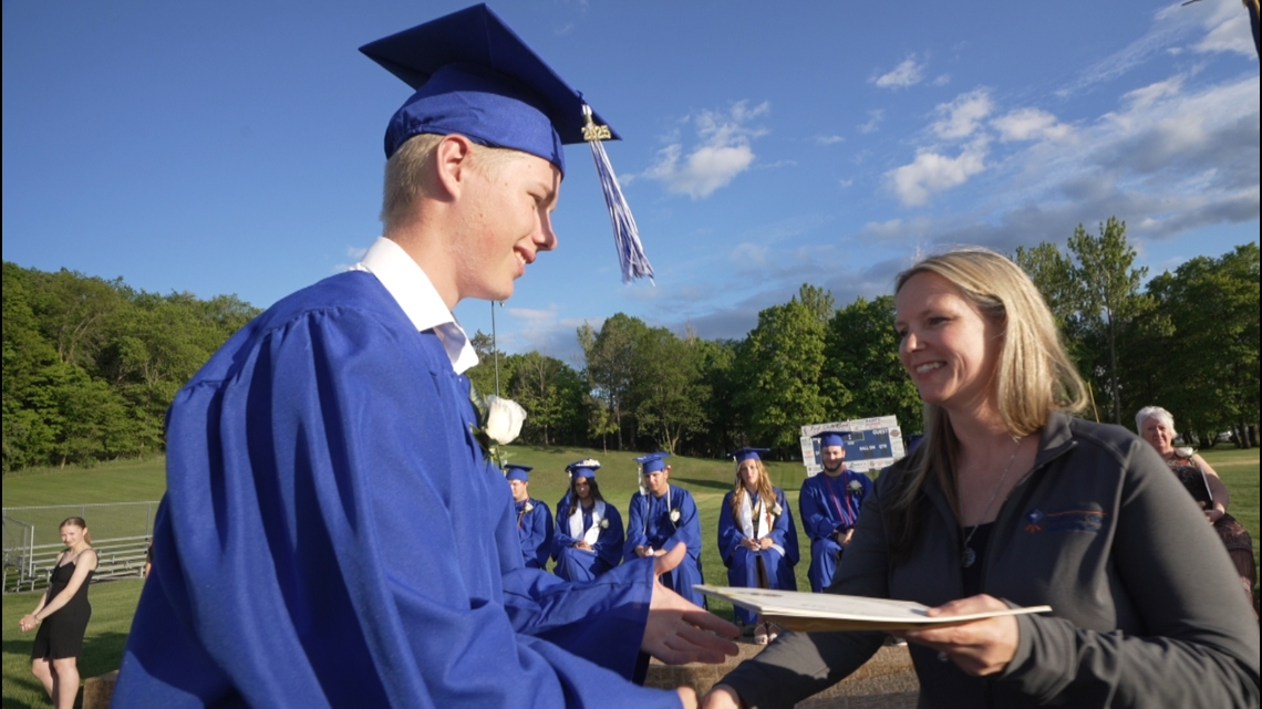 Tiny MN town gives $108,000 to its graduating seniors | kare11.com