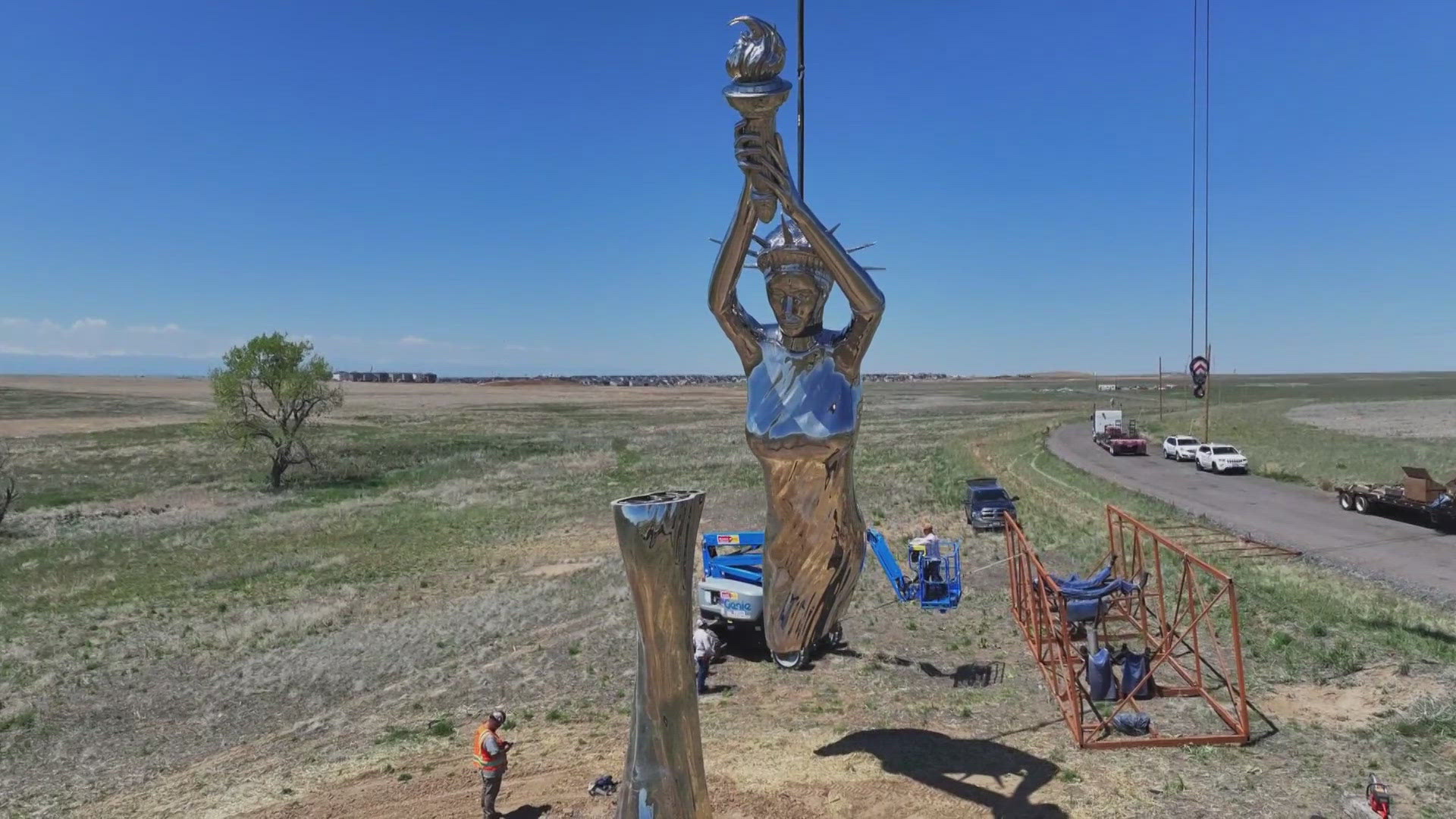 New 58-foot tall 'Liberty' art sculpture installed at The Aurora ...