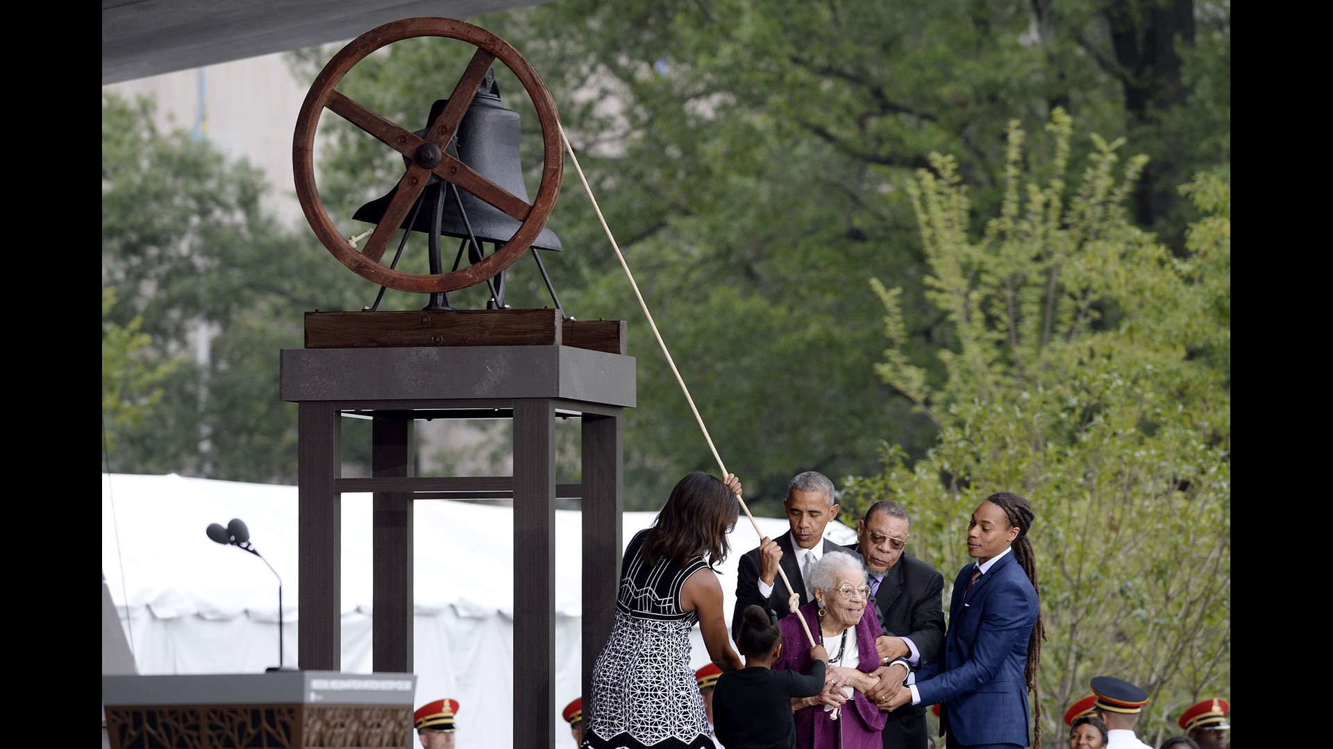 Michelle Obama and George W. Bush hugged and broke the Internet ...